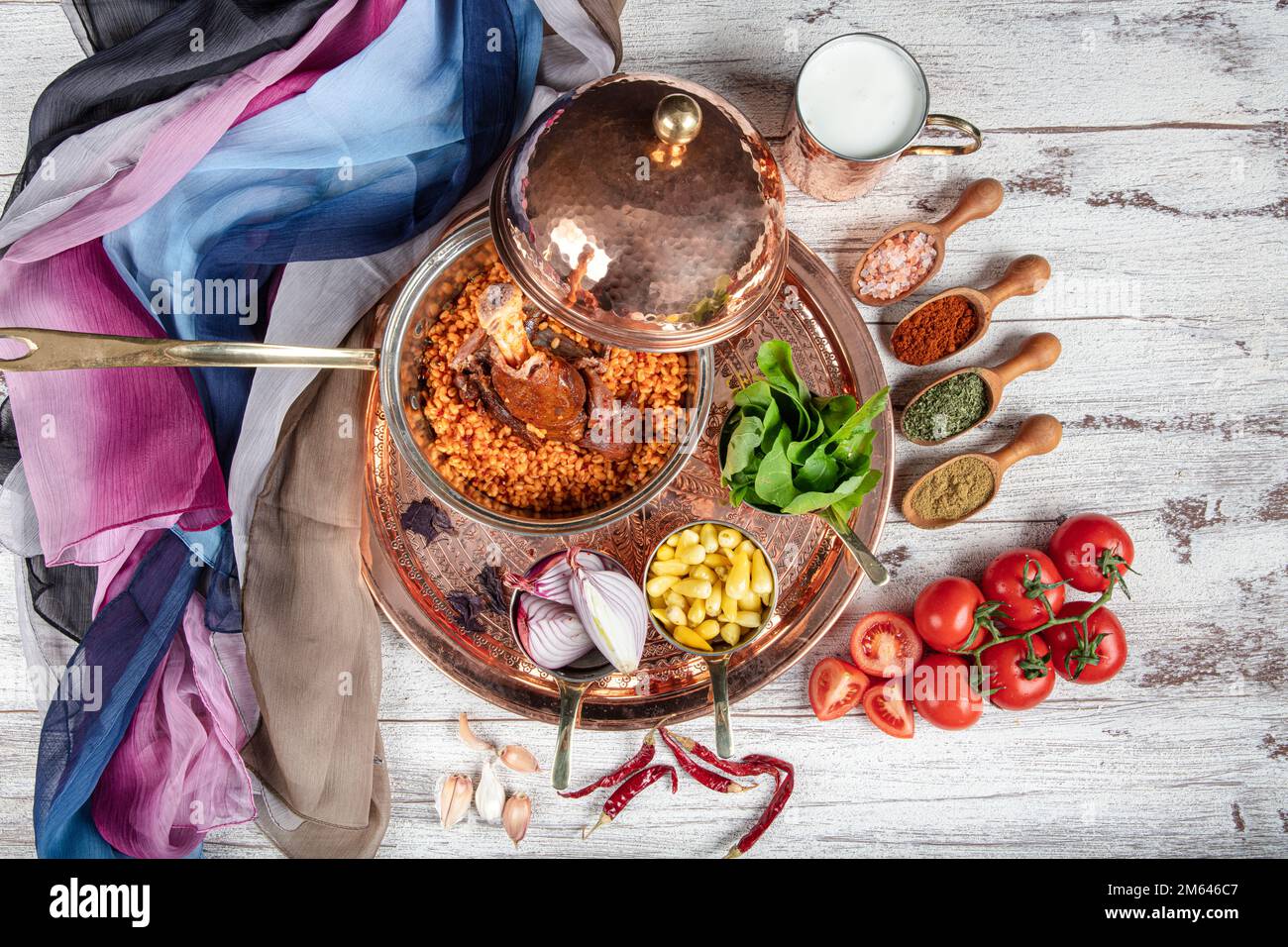 Präsentation traditioneller türkischer Fleischgerichte. Türkische ...
