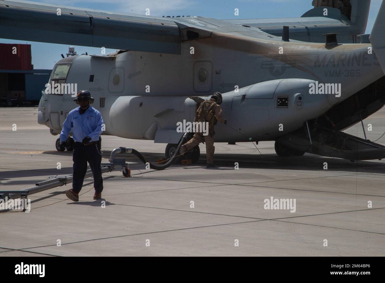 USA Anthony Neese, ein Tiltrotor-Crew-Chef aus San Diego, Kalifornien ...