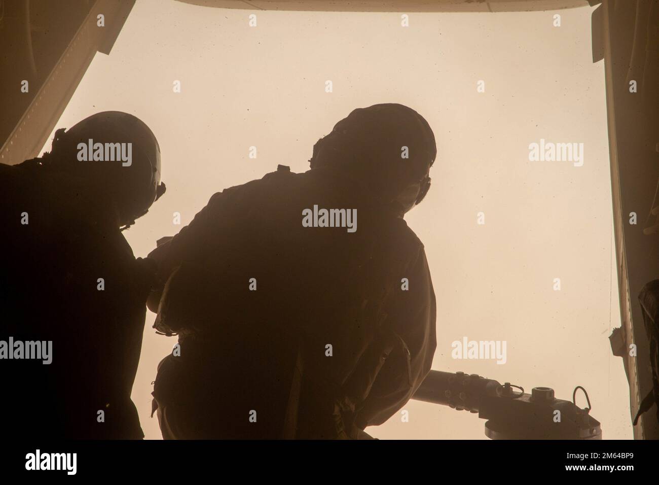 U.S. Marine Corps Sgt. Nichola Tatarko, links, aus Cleveland, Ohio, und ...