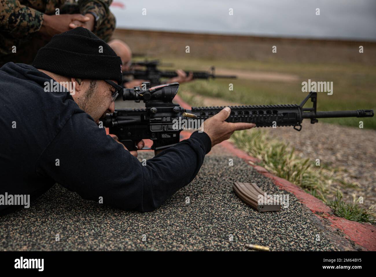 Ein Ausbilder aus dem Rekrutierungsbezirk 12. feuert am 31. März 2022 ...