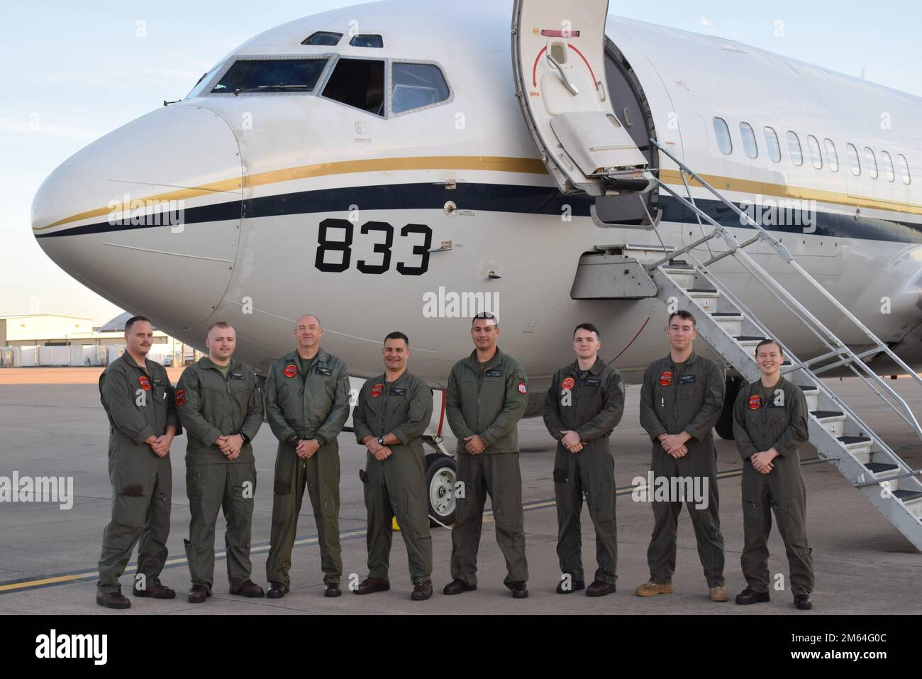 USA Marinekorps Staff Sgt. Song, Right, A C-40A Clipper Crew Chief mit ...