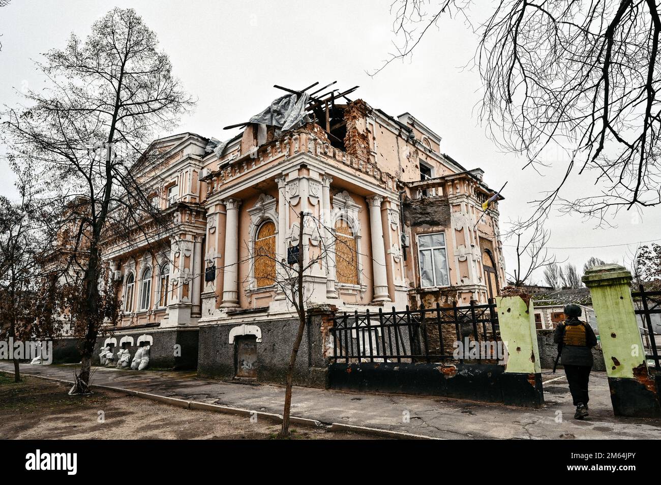 ORIKHIV, UKRAINE - 30. DEZEMBER 2022 - ein altes Gebäude, das bei ...
