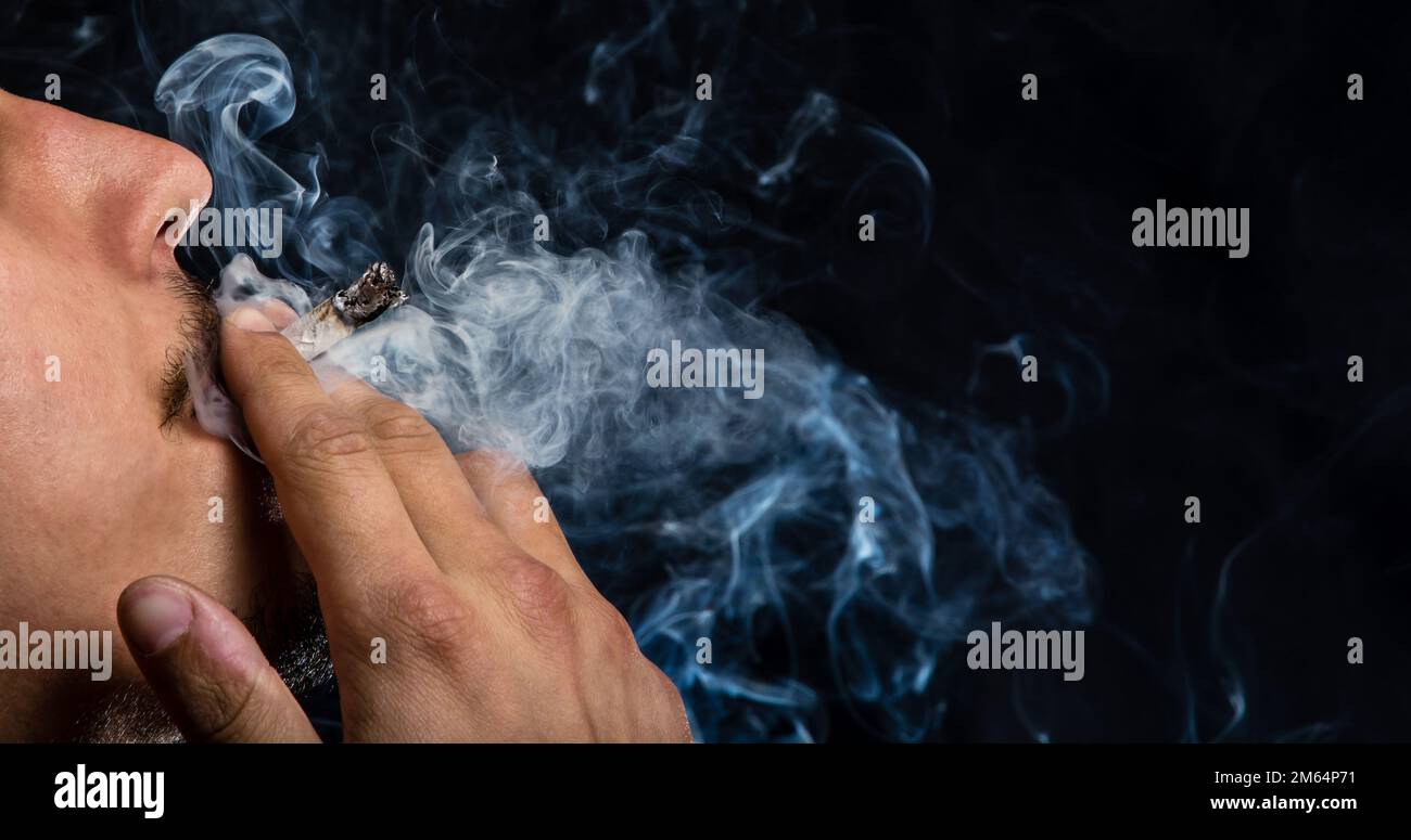 Rauchen ist schädlich. Statt einer Zigarette hält er eine Patrone in ...