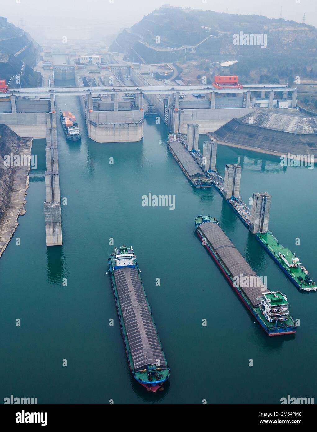 (230102) -- YICHANG, 2. Januar 2023 (Xinhua) -- Dieses Luftfoto wurde ...