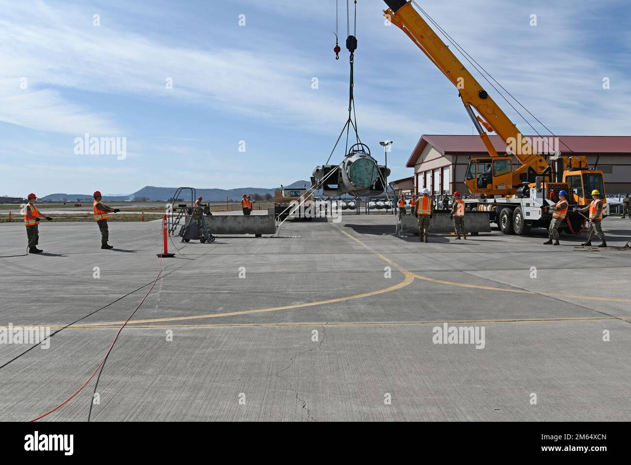 Mitglieder des 173. Fighter Wing Crash Damage or Disabled Aircraft ...