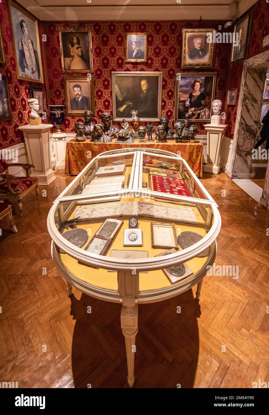 Als eines der führenden Opern- und Balletttheater weltweit ist La Scala ...