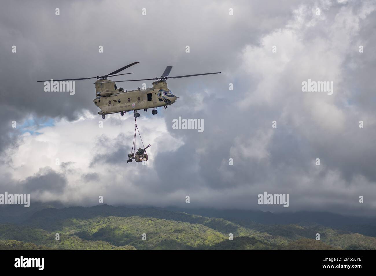 Ein Hawaii Army National Guard (HIARNG) CH-47 Chinook von Kompanie B, 2 ...