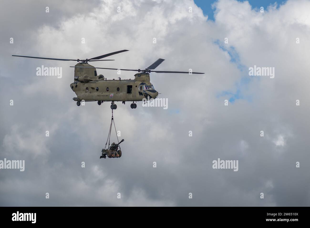Ein Hawaii Army National Guard (HIARNG) CH-47 Chinook von Kompanie B, 2. Bataillon, 211 ...