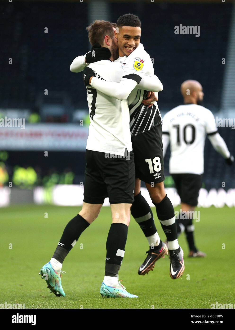 Tom Barkhuizen (links) im Derby County feiert mit Lewis Dobbin beim ...