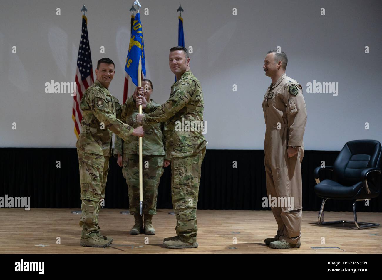 USA Air Force Colonel Jason Barnes, Left, Commander der 407. Air ...