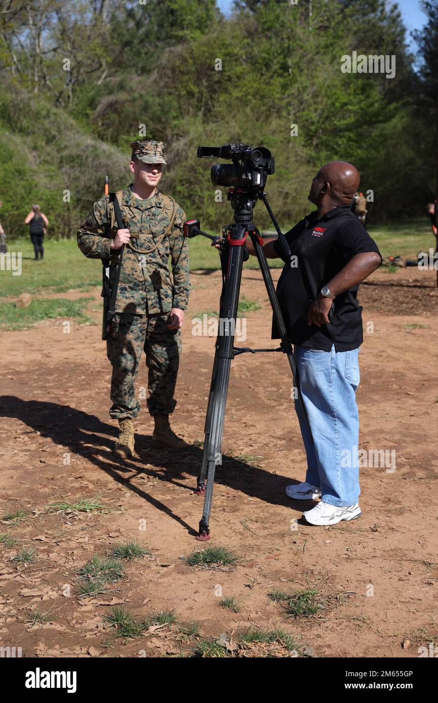 USA Caleb Croushorn, ein Kandidat für Offiziere der Marine, spricht mit ...
