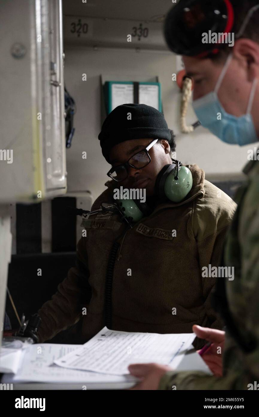 Tech. Sgt. Tarnica Jarvis, 725. Air Mobility Squadron Crew Chief, geht ...