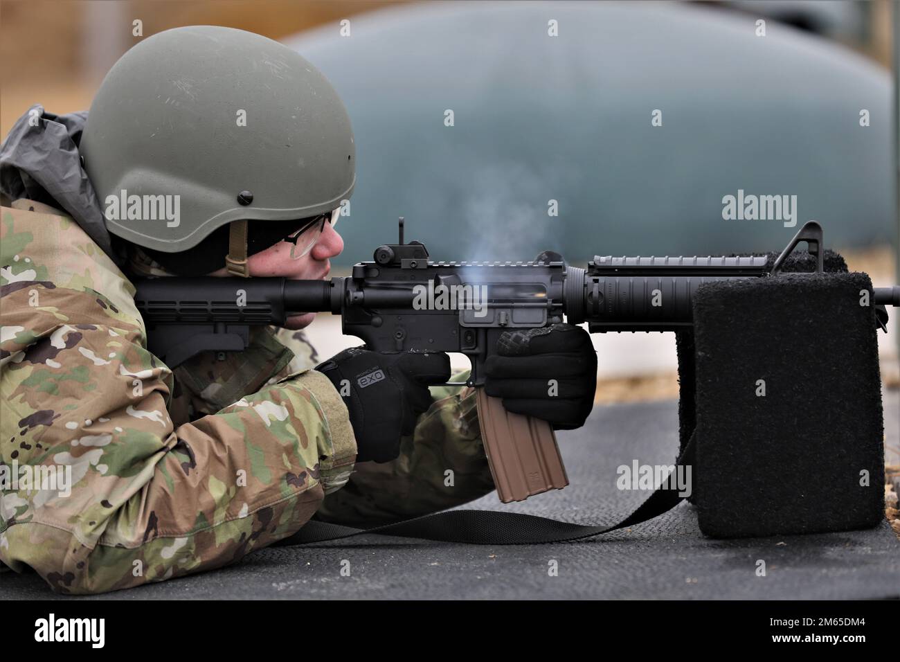 Waffe unterstützt -Fotos und -Bildmaterial in hoher Auflösung – Alamy