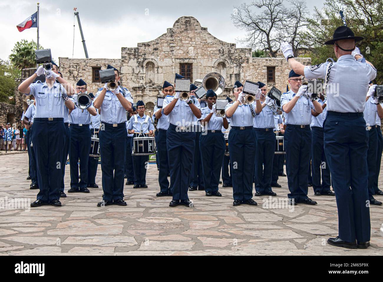 Das 737. Training Group Drum and Bugle Corps vom Joint Base San Antonio ...