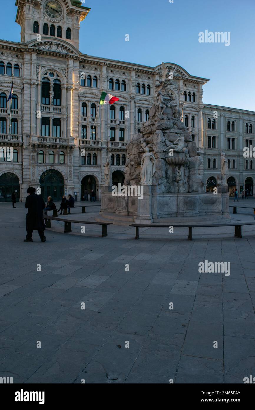 Rathaus von triest -Fotos und -Bildmaterial in hoher Auflösung – Alamy