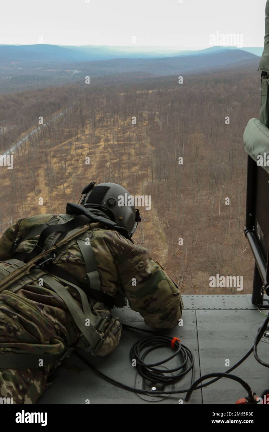 Sgt. 1. Class Kyle Moyer, ein UH-60m Black Hawk Helikopter Crew Chief ...