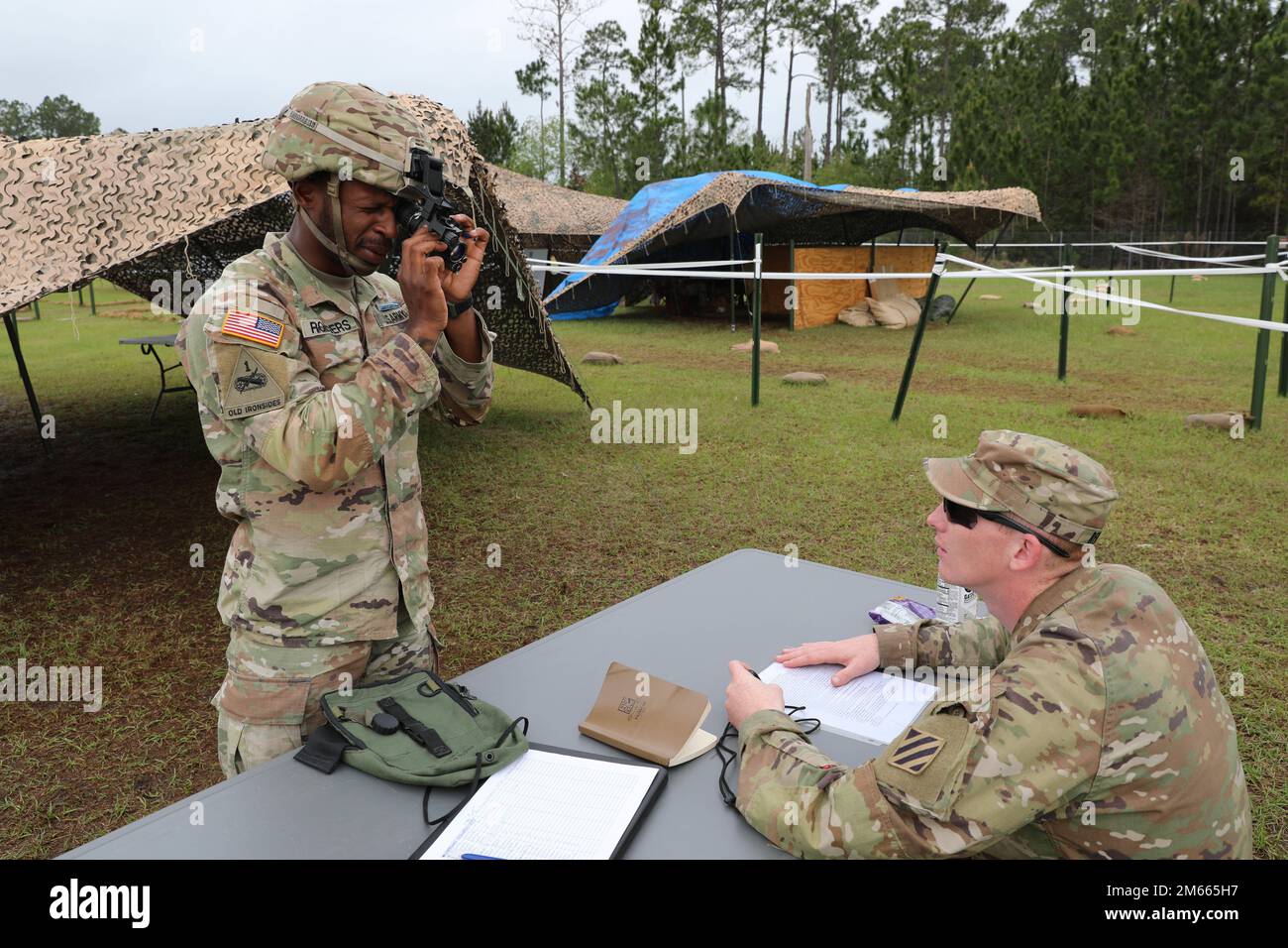 Staff Sergeant Rayquan Rogers, Left, dem Can Do Bataillon zugeteilt, 3 ...