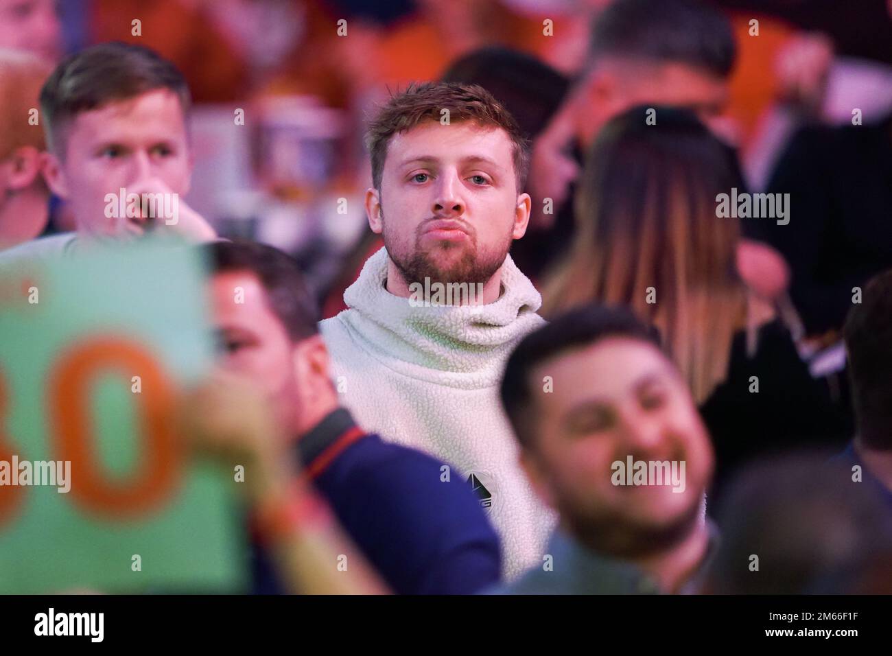 YouTuber Harry Lewis, der im Internet unter dem Namen wroetoshaw ...