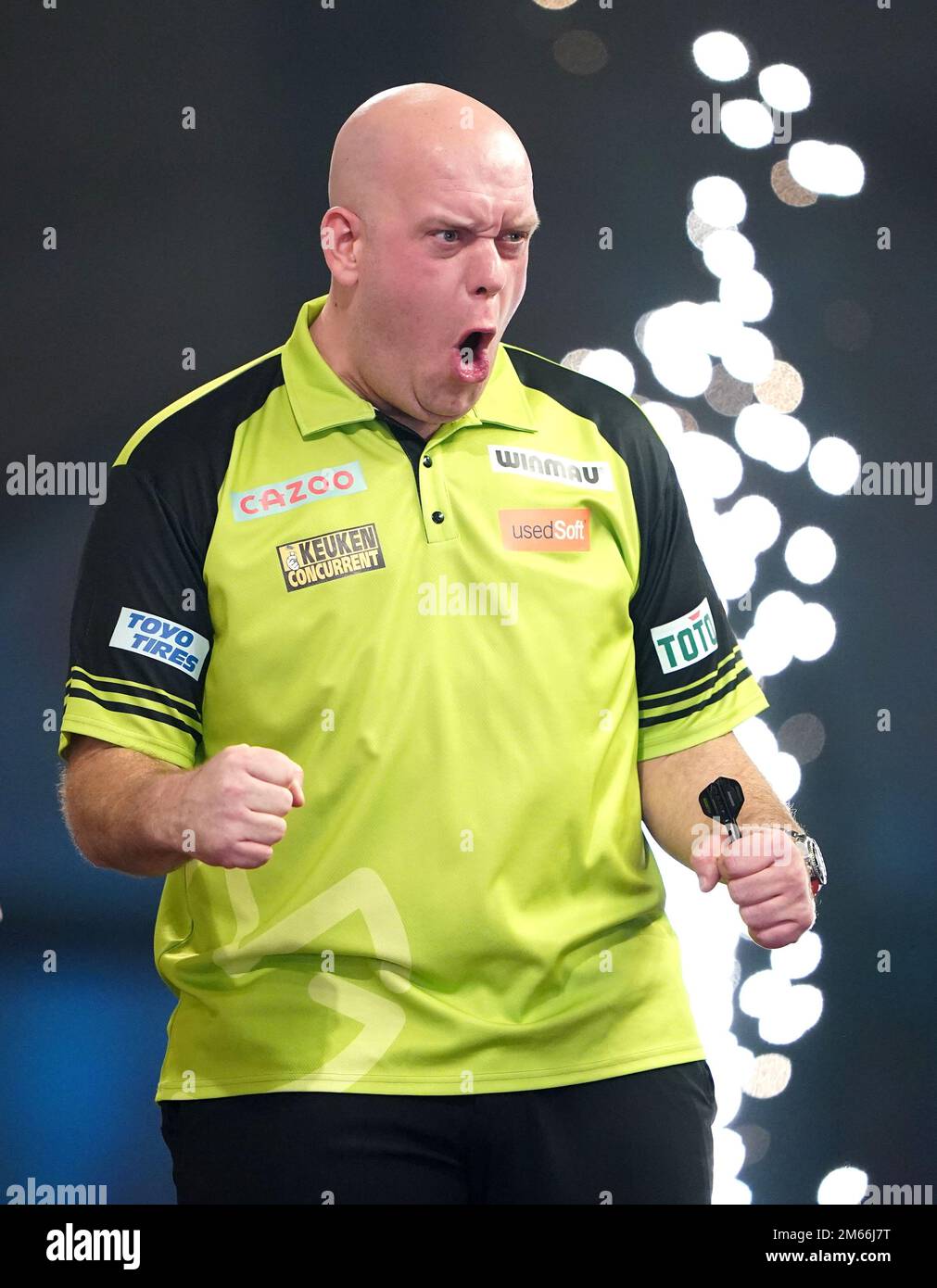 Michael van Gerwen feiert den Sieg über Dimitri Van den Bergh am 15. Tag der Cazoo-Darts ...