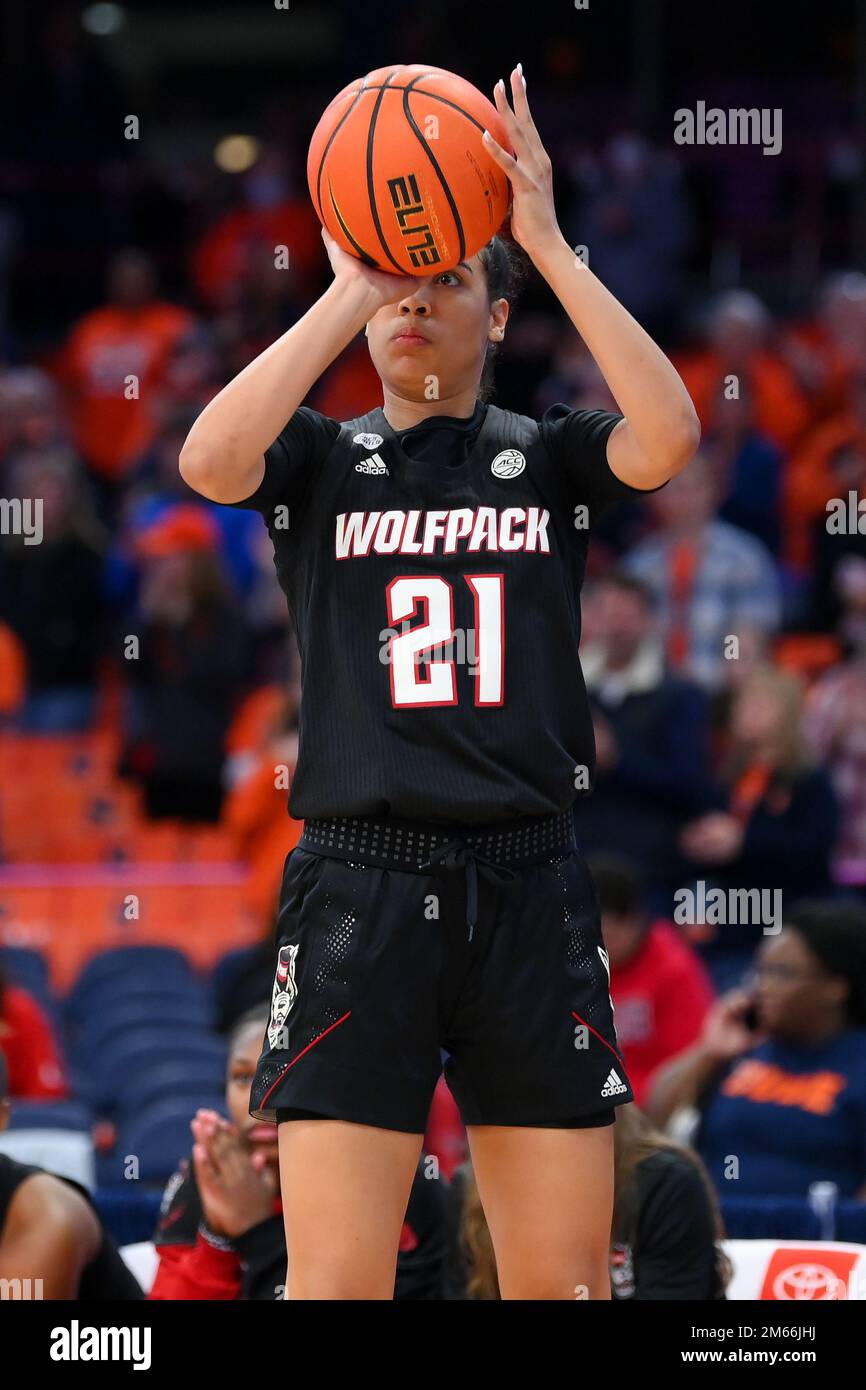 1. Januar 2023: NC State Wolfpack Guard Madison Hayes (21) schießt den ...