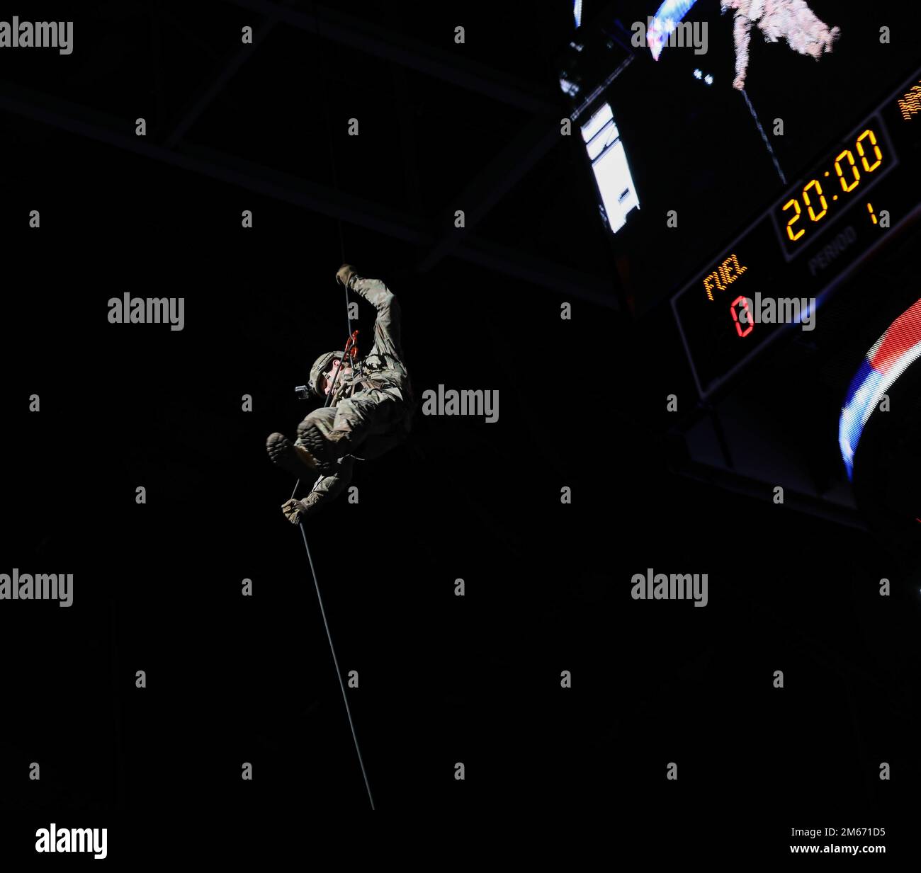 Staff Sgt. Michael Bougher abseilt sich mehr als 60 Meter von der Decke ...