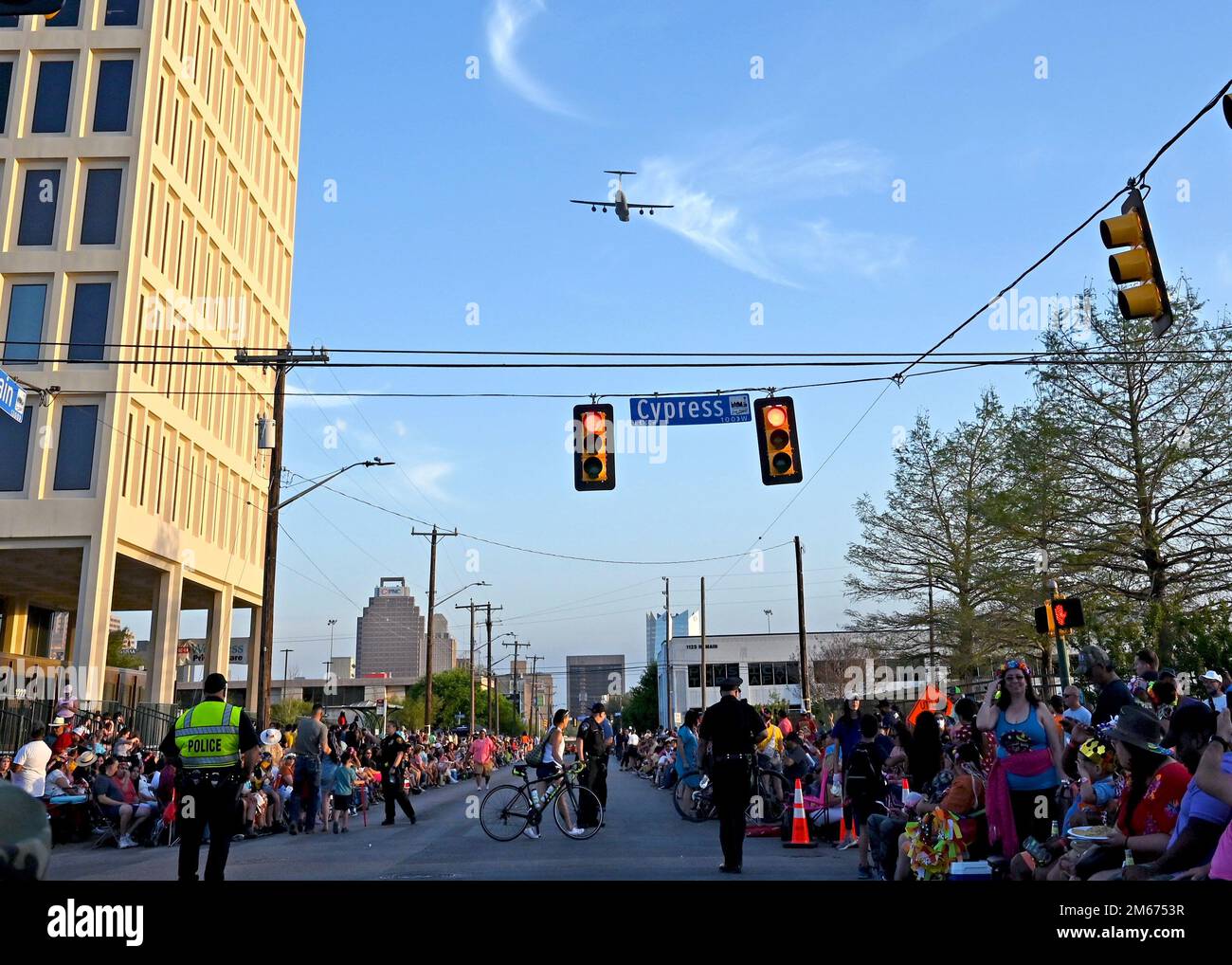 Ein 433. Airlift Wing C-5M Super Galaxy Flugzeug fliegt über die ...