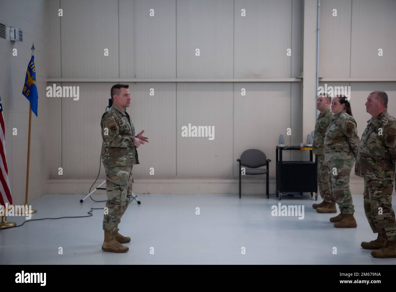 USA Air Force Colonel Shawn Holtz spricht mit 110. Logistics Readiness ...
