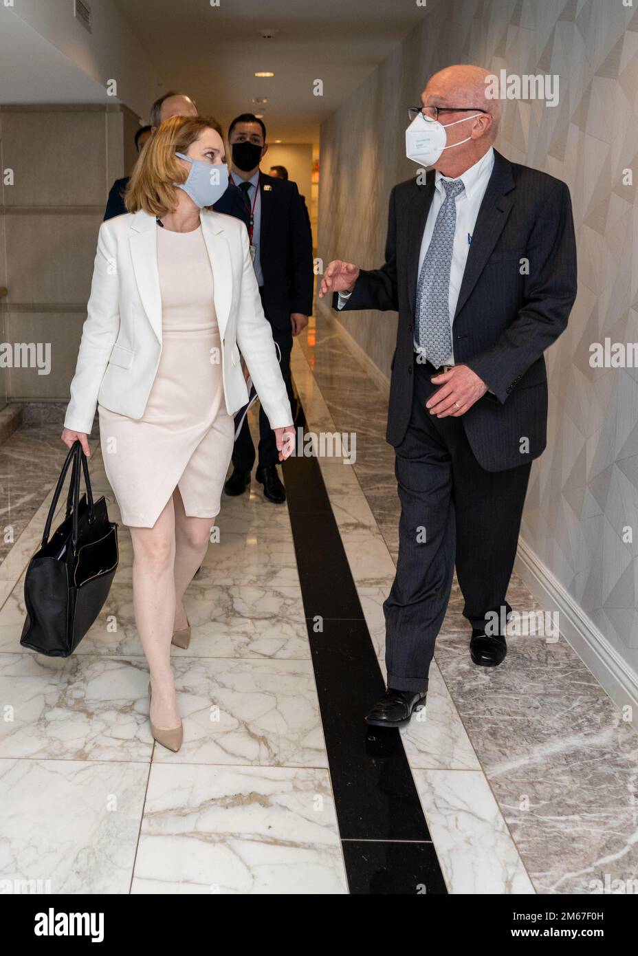 Stellvertretende Verteidigungsministerin Kathleen H. Hicks geht mit ...