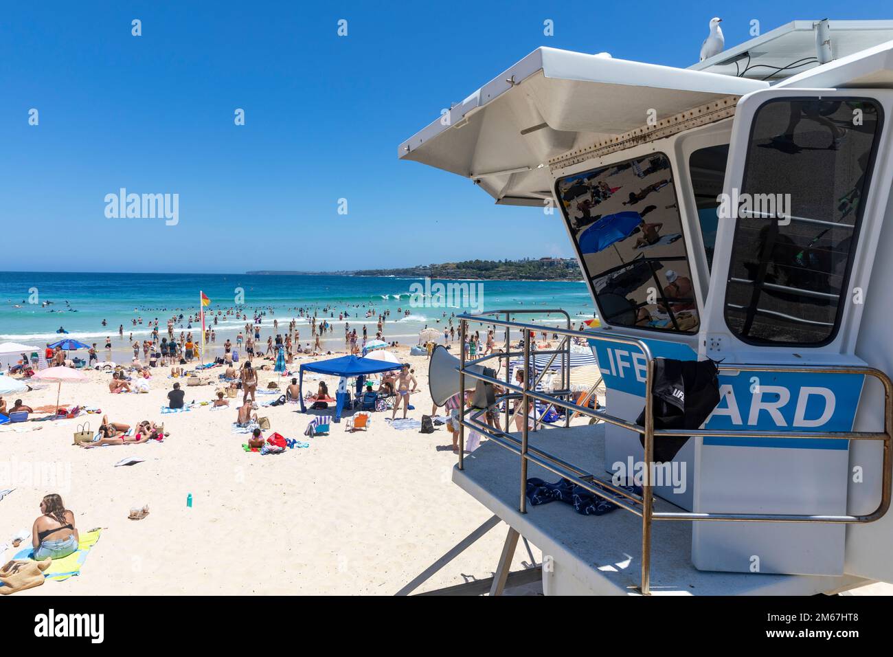 Bondi Beach Sydney heißer Tag Sommer 2023, überfüllter Strand und ...