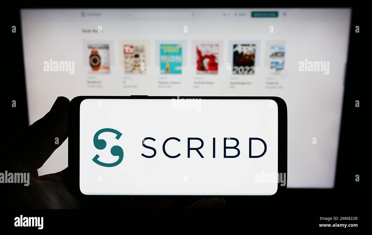 Person, die ein Smartphone mit dem Logo des US-Verlagsunternehmens Scribd Inc. Auf dem ...