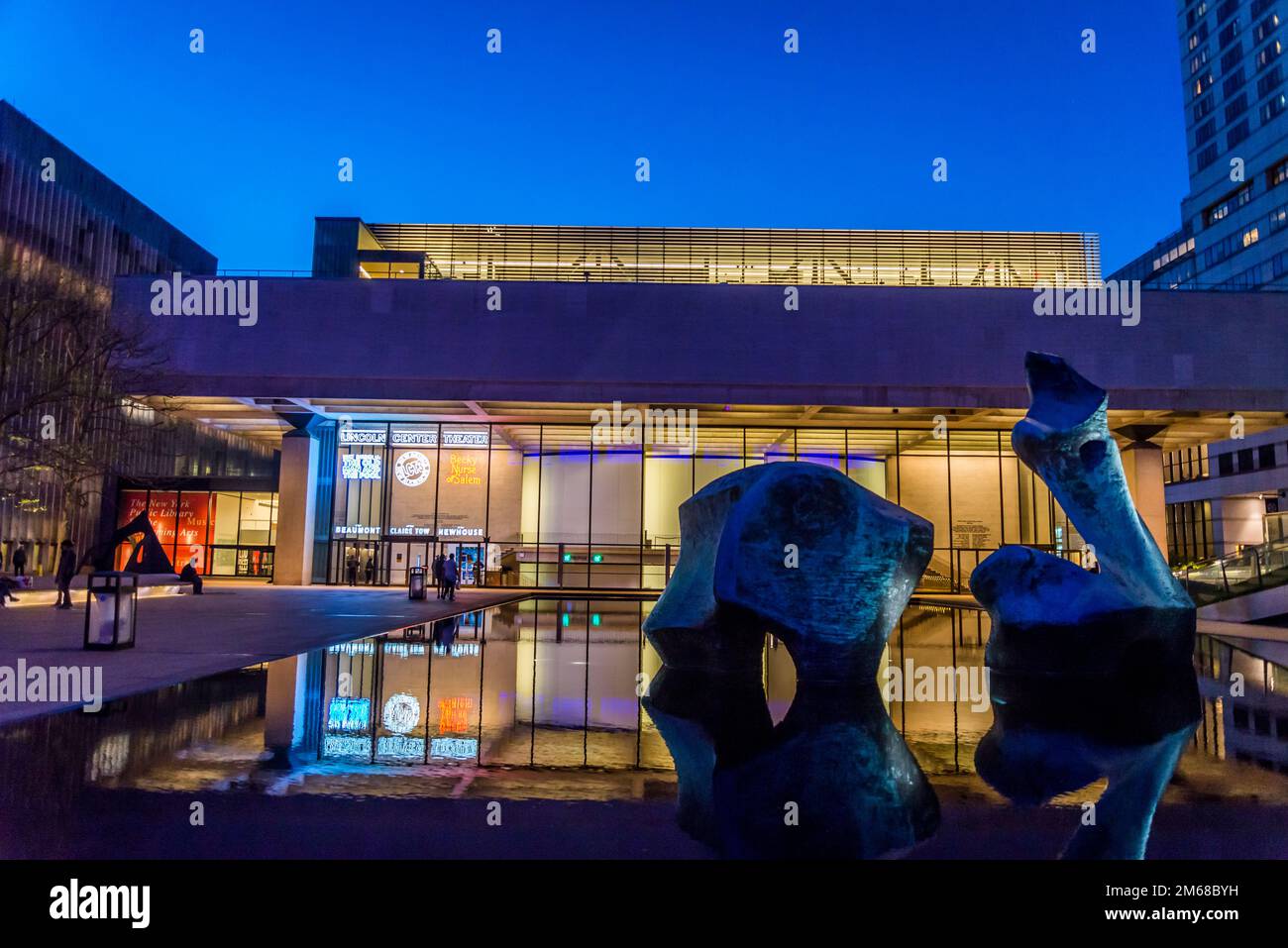 Vivian Beaumont Theater and Reclining Figure, 1963 Statue von Henry ...