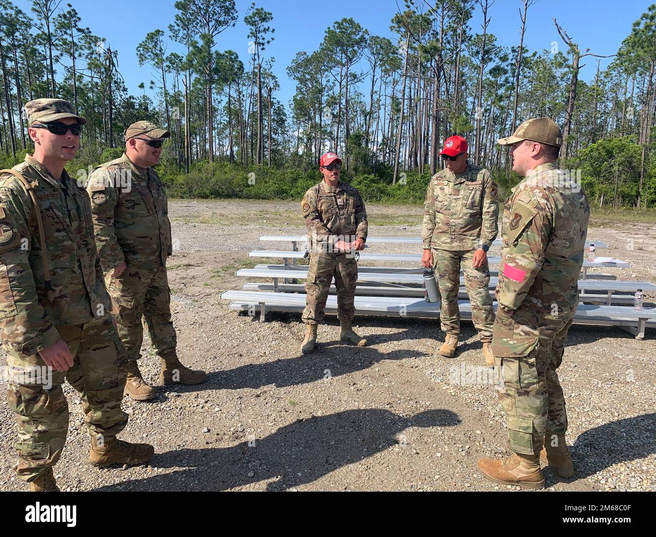 Evaluatoren und Readiness Challenge VIII Teilnehmer der 673. Civil ...
