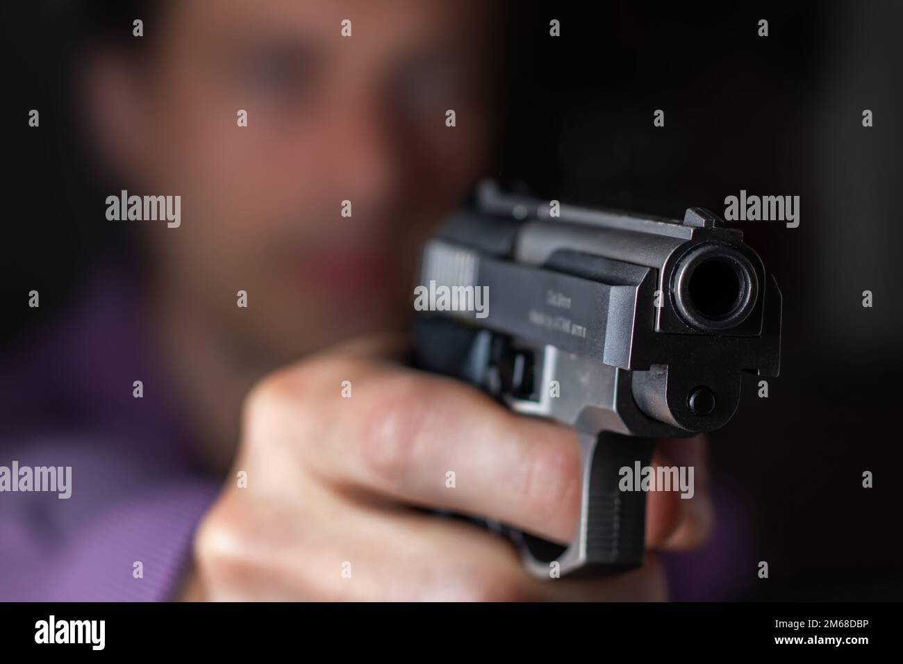 Gib mir dein Geld. Der Räuber zielt mit der Pistole auf das Opfer. Ein ...