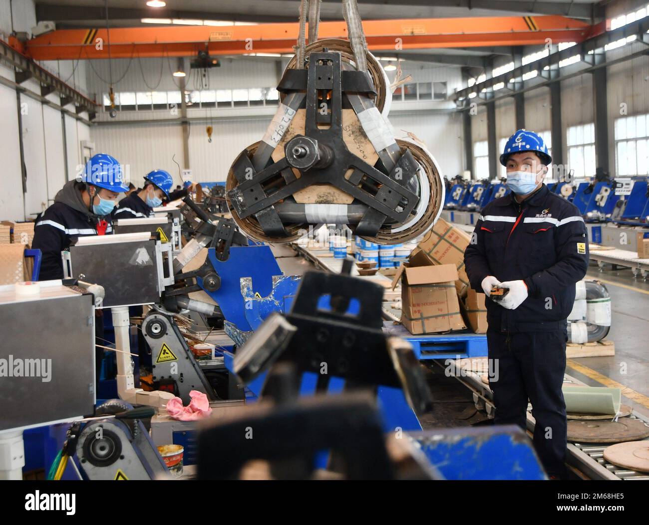 HANDAN, CHINA - 3. JANUAR 2023 - Arbeitnehmer heben Transformatoren in ...