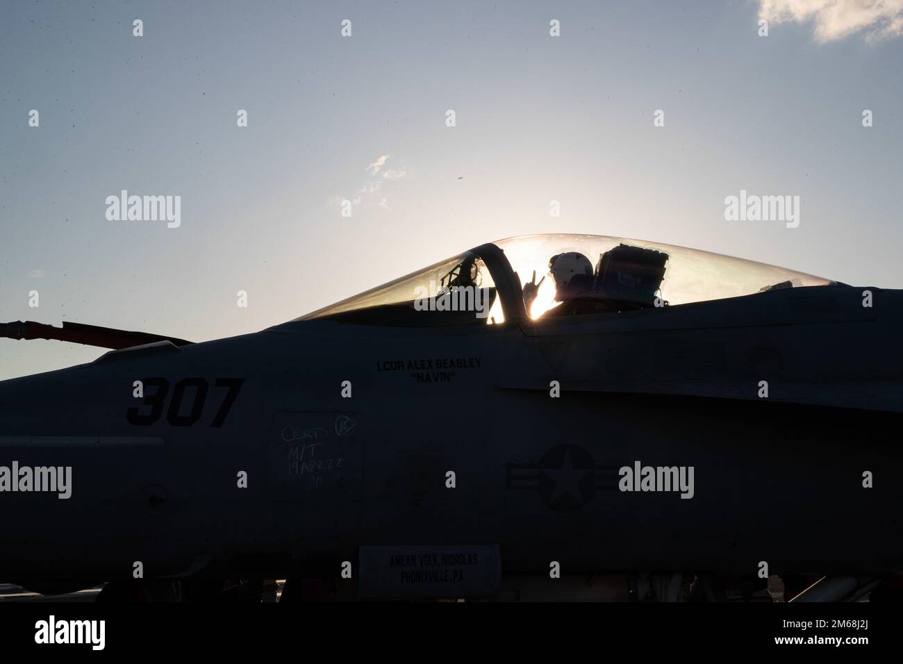 Ein Pilot, der den „Tomcatters“ der Streikkampfgeschwader (VFA) 31 zugeteilt wurde, signalisiert ...