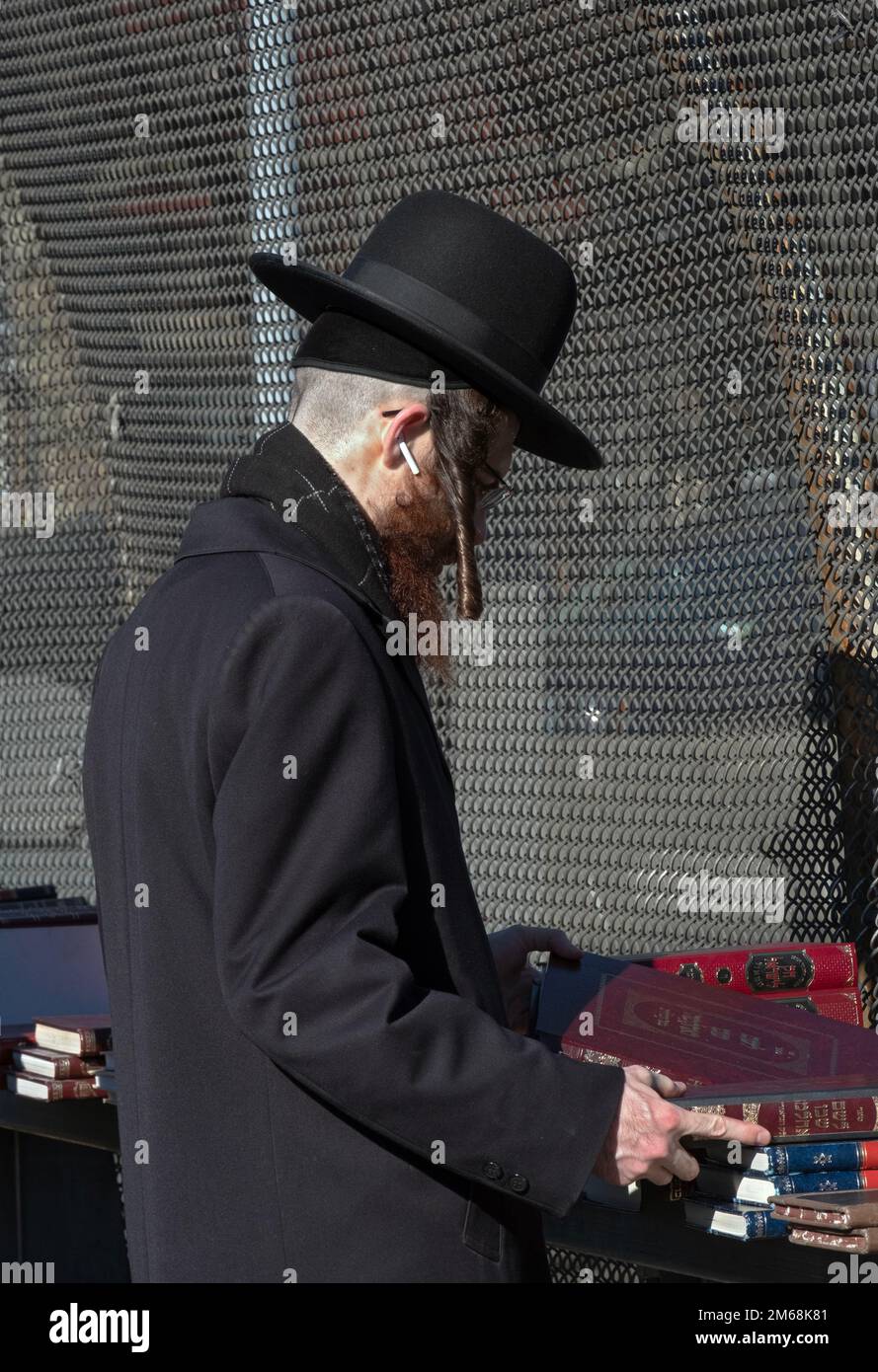 Ein chassidischer Jude vermischt Tradition mit Technologie und trägt ...