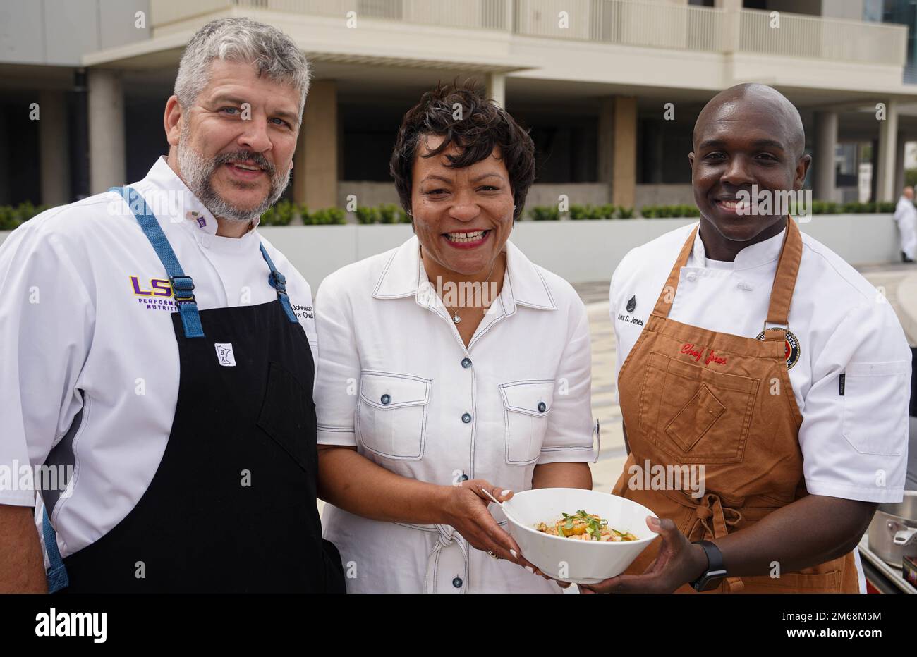 Chefkoch Michael Johnson, (links) Executive Chef of Louisiana State ...