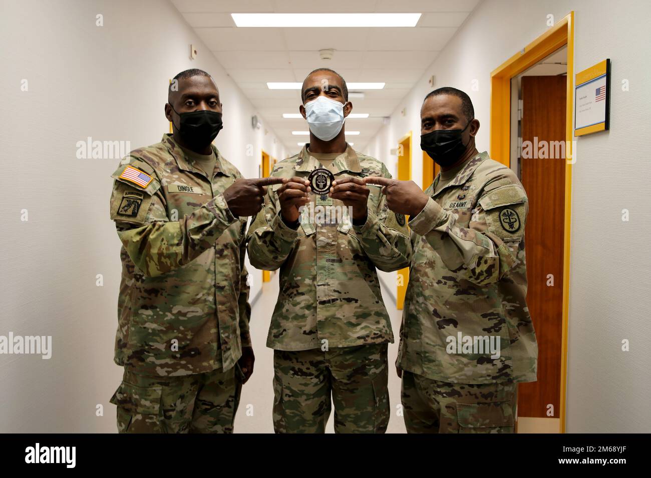 Generalleutnant R. Scott Dingle, links, Generalarzt der Armee und ...