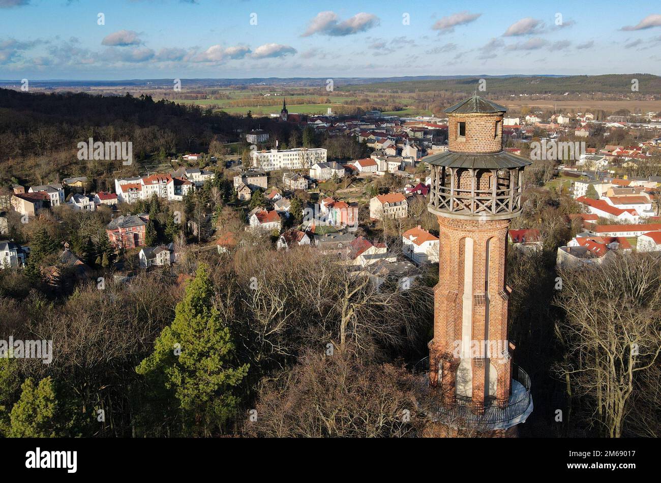 03 Januar 2023, Brandenburg, Bad Freienwalde: Auf Galgenberg, hoch über ...