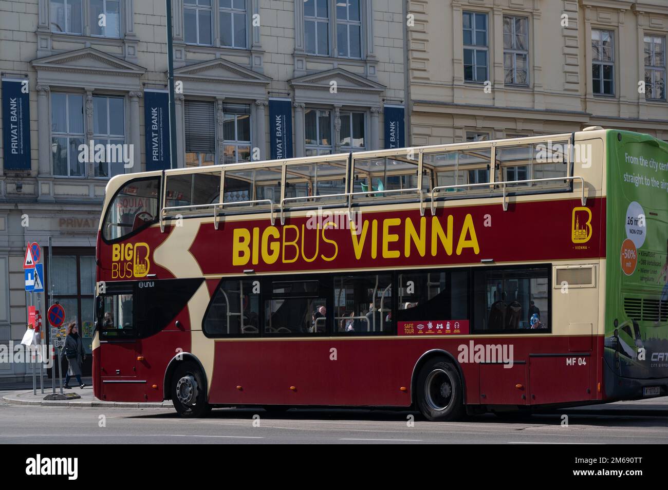 Ein Hop-on-Hop-off-Sightseeing-Bus bringt Touristen zu den wichtigsten ...