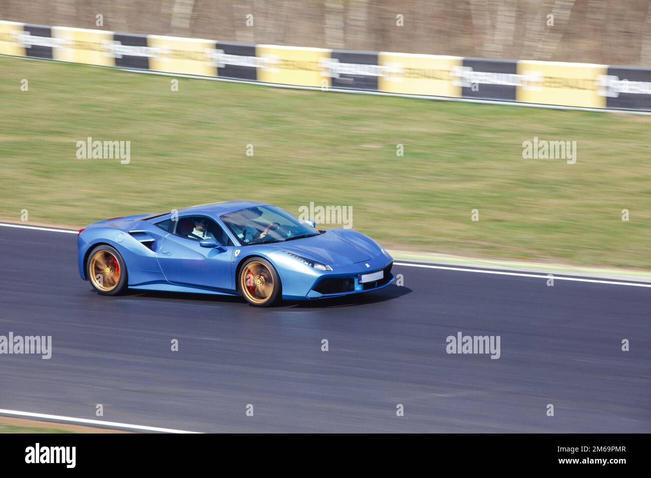 Ferrari racer mit geschwindigkeit -Fotos und -Bildmaterial in hoher Auflösung – Alamy