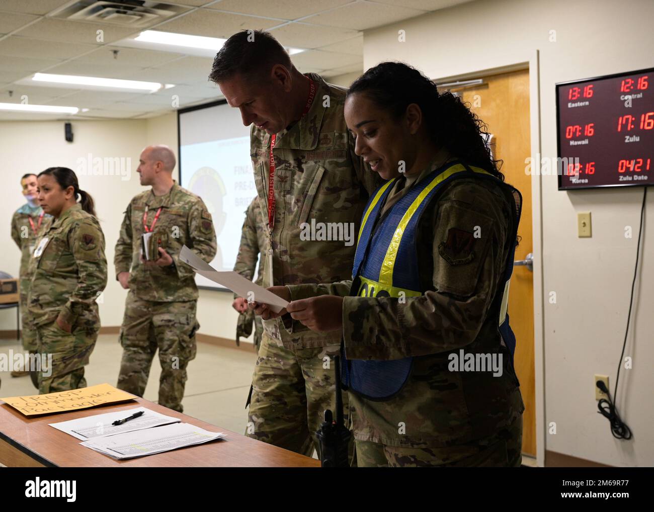 USA Oberst Gregory Beaulieu, 633d. Luftwaffenkommandant, wird kurz vor ...