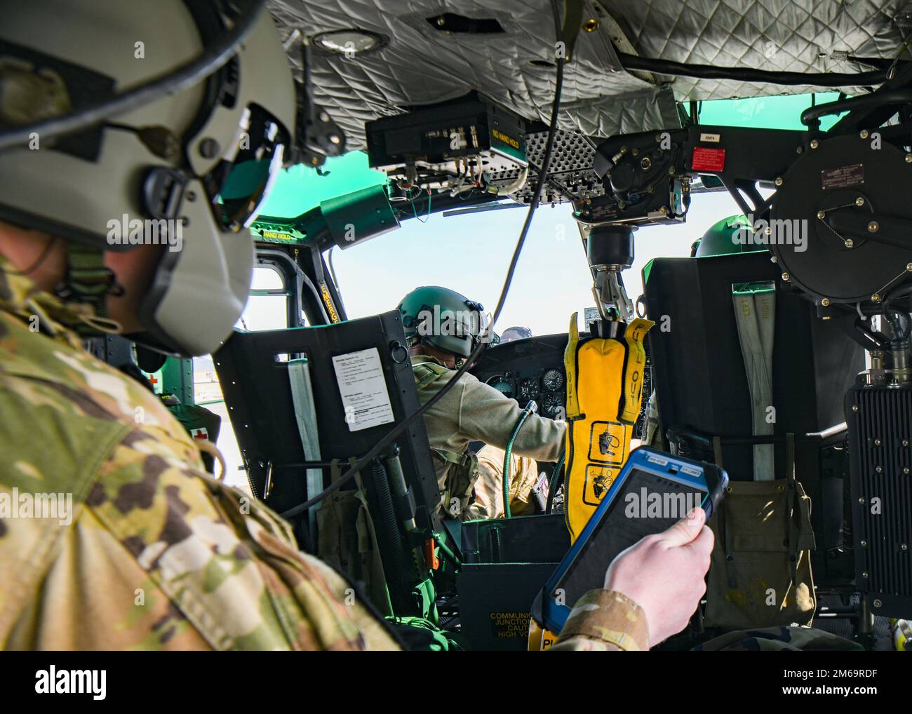 Senior Airman Robert Knopes (Vordergrund), 54. Helicopter Squadron UH ...