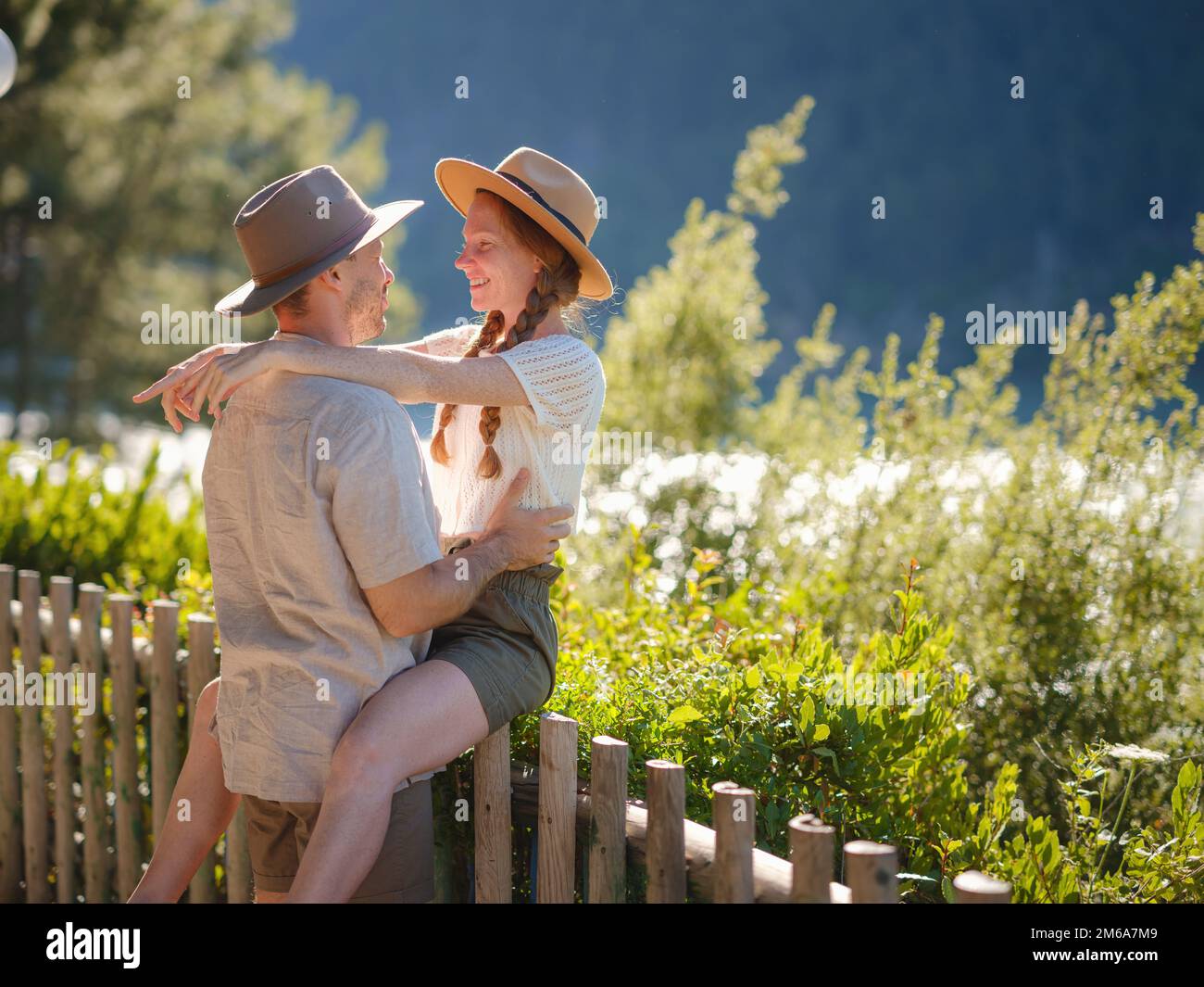 Ein Reisenden-Paar schaut auf den Bergsee. Liebe und Reisen Happy ...
