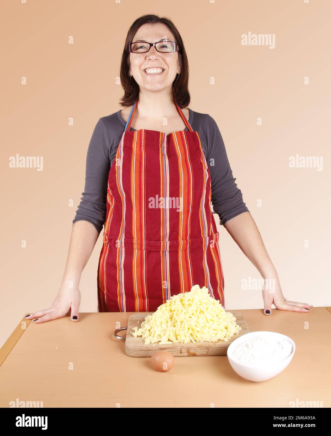 Hausfrau schuerze -Fotos und -Bildmaterial in hoher Auflösung – Alamy