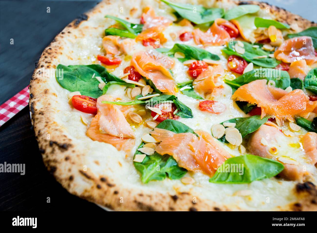 Lachs-Pizza. Neapolitanische Pizza mit Lachs und gebackenem Gemüse ...