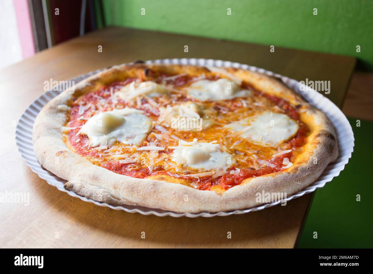Bufala Mozzarella Pizza. Neapolitanische Pizza mit Tomatensauce ...