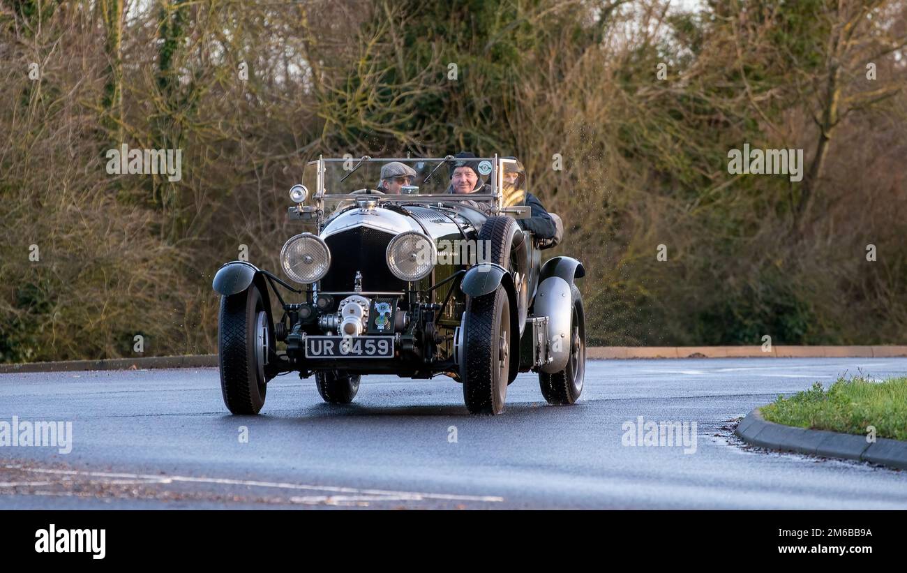 Old green bentley -Fotos und -Bildmaterial in hoher Auflösung – Alamy