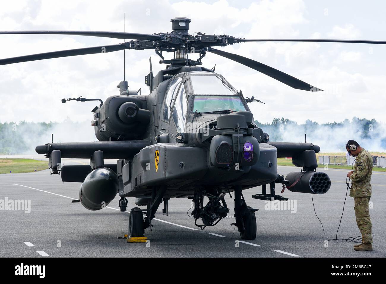 Liepaja, Lettland - 07. August 2022: AH-64D Apache greift Hubschrauber ...