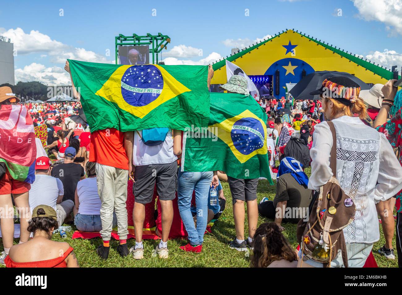 Brasília, DF, Brasilien – 01. Januar 2023: Unterstützer von Präsident Lula, die die Rede mit ...